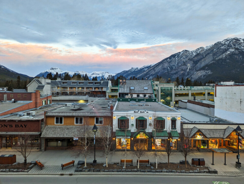 Mount Royal Hotel in Downtown Banff - Perfect Location and Rooftop Hot Tubs